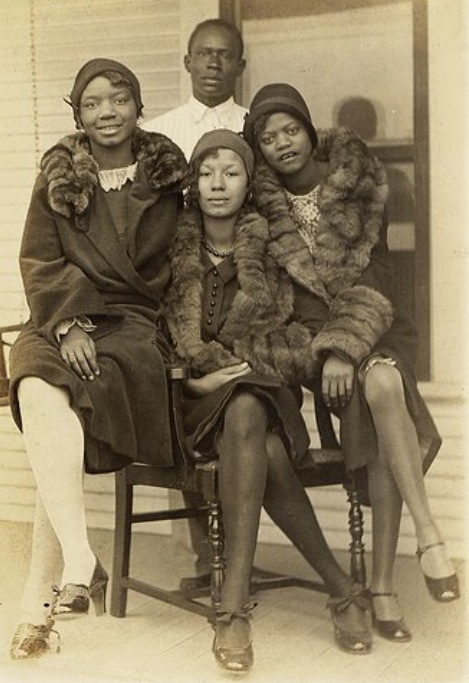 What Did Women Wear in the 1920s? 20s Fashion Trends