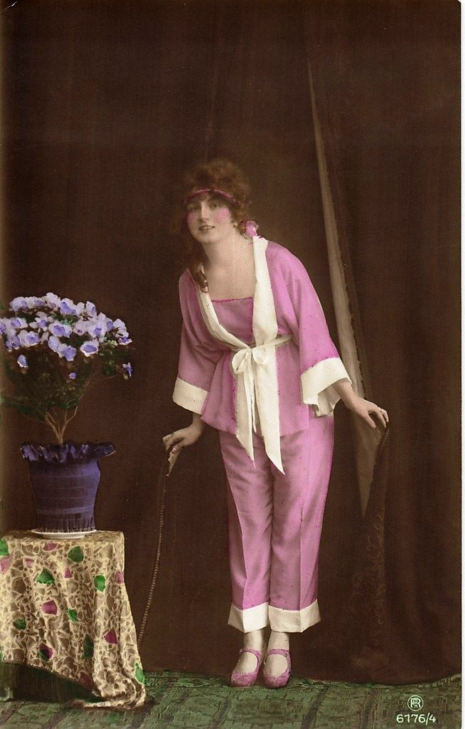1920s Nightgowns, Pajamas and Robes History