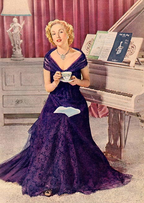 1940s Costume & 40s Outfit Ideas - 16 Women's Looks