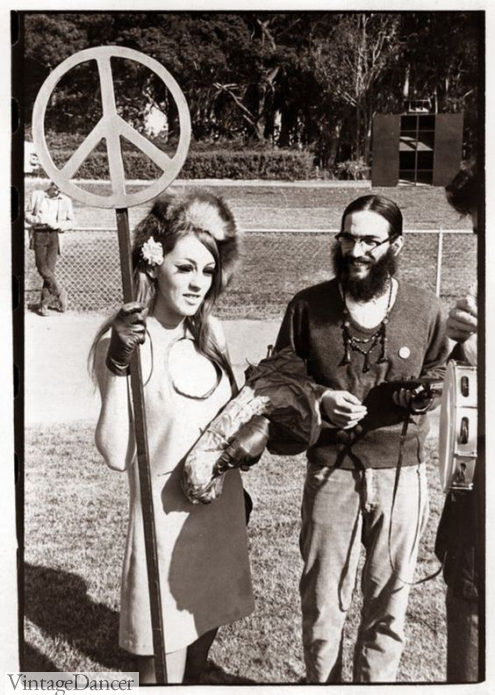 Hippies in the 60s : Fashion, Festivals, Flower Power