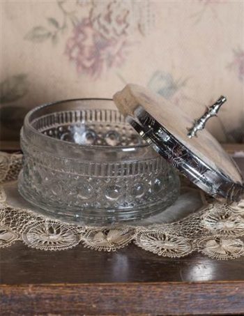 Victorian Makeup Guide & Beauty Products History